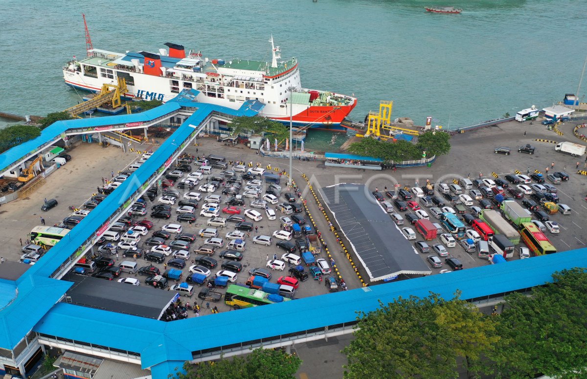 ARUS MUDIK PELABUHAN MERAK | ANTARA Foto