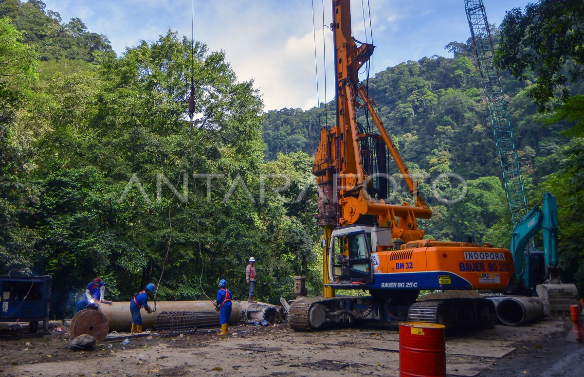 Realisasi perbaikan jalan nasional di Lembah Anai | ANTARA Foto Realisasi perbaikan jalan nasional di Lembah Anai | ANTARA Foto