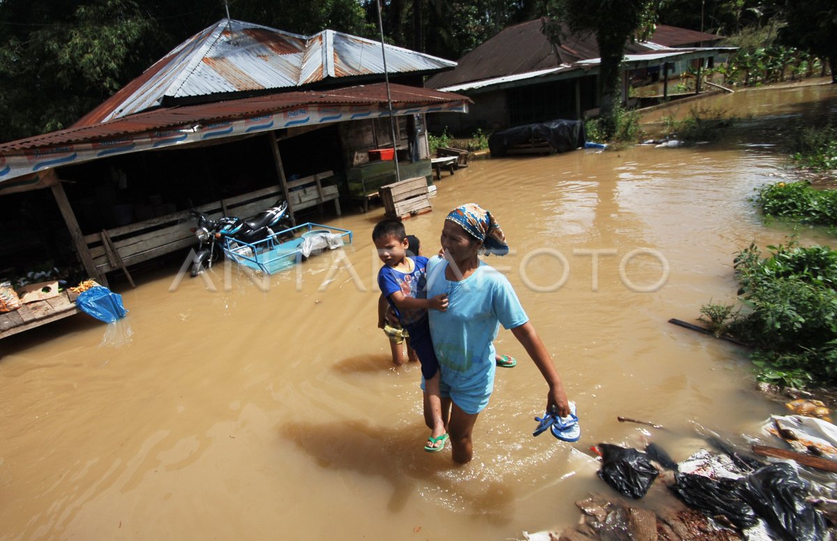 BANJIR LUAPAN SUNGAI | ANTARA Foto