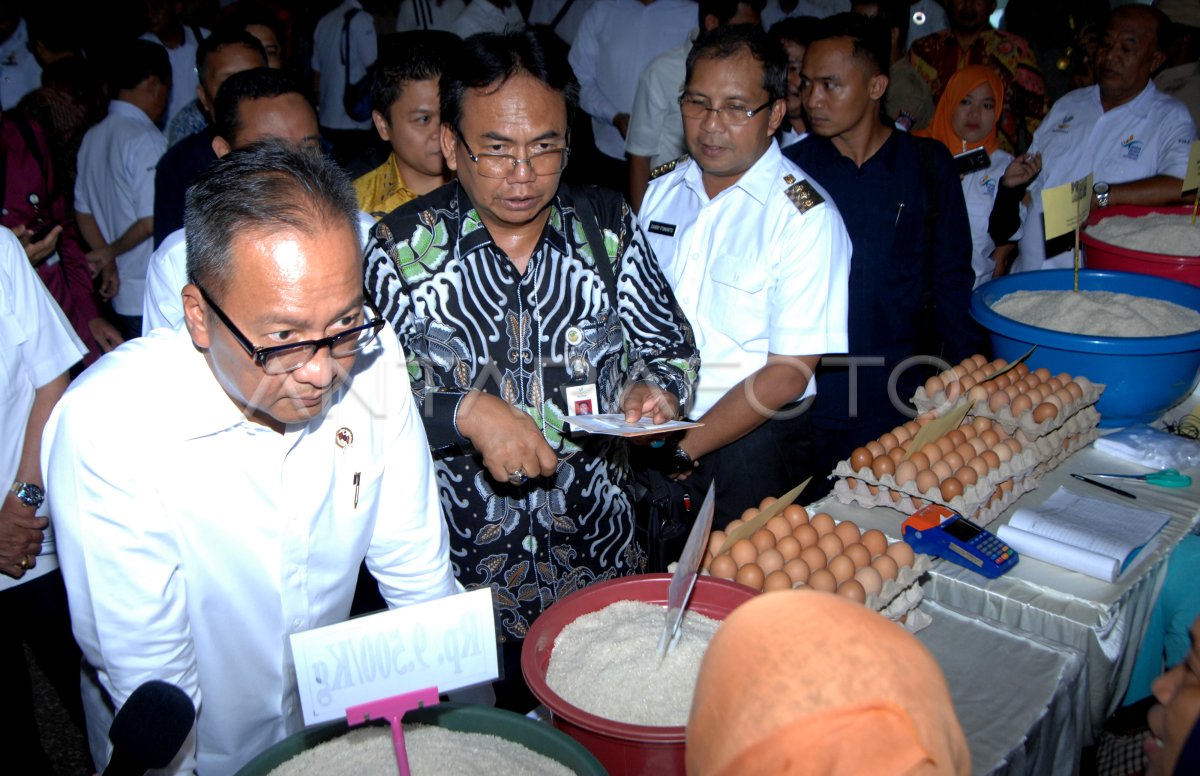 PENYALURAN BANTUAN SOSIAL NON TUNAI DI MAKASSAR | ANTARA Foto PENYALURAN BANTUAN SOSIAL NON TUNAI DI MAKASSAR | ANTARA Foto