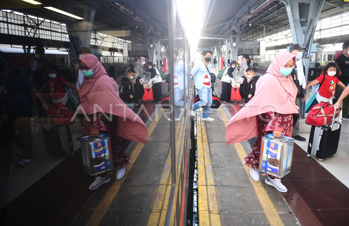 ARUS BALIK KERETA API | ANTARA Foto