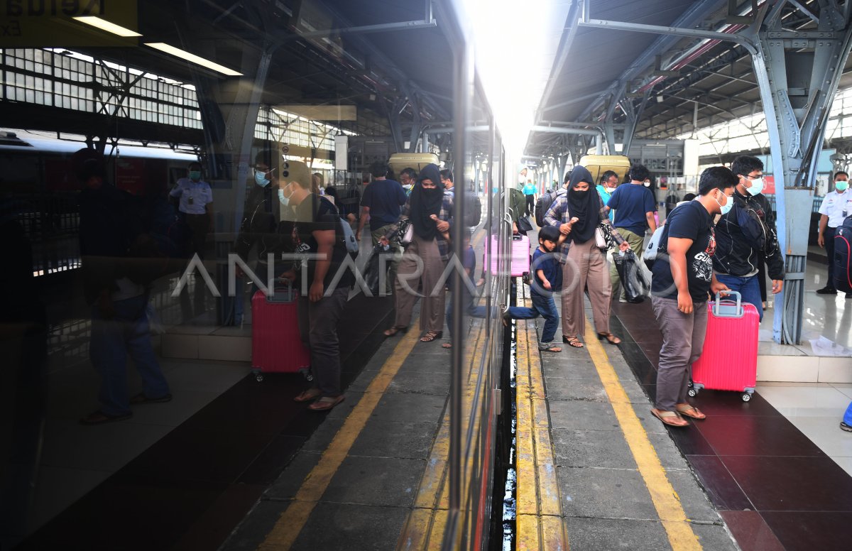 ARUS BALIK KERETA API | ANTARA Foto