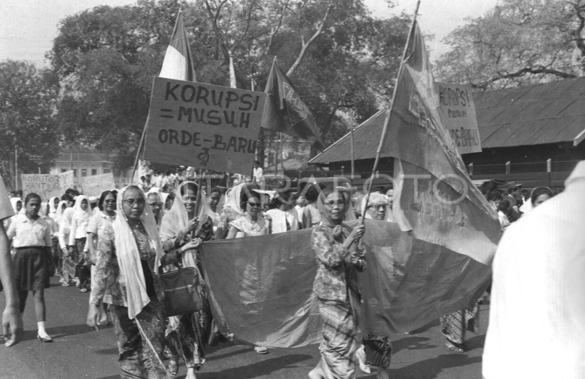 UNJUK RASA ANGKATAN 66 | ANTARA Foto UNJUK RASA ANGKATAN 66 | ANTARA Foto