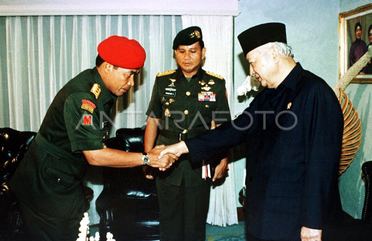 Presiden Soeharto Terima Laoparn Danjen Kopassus Antara Foto