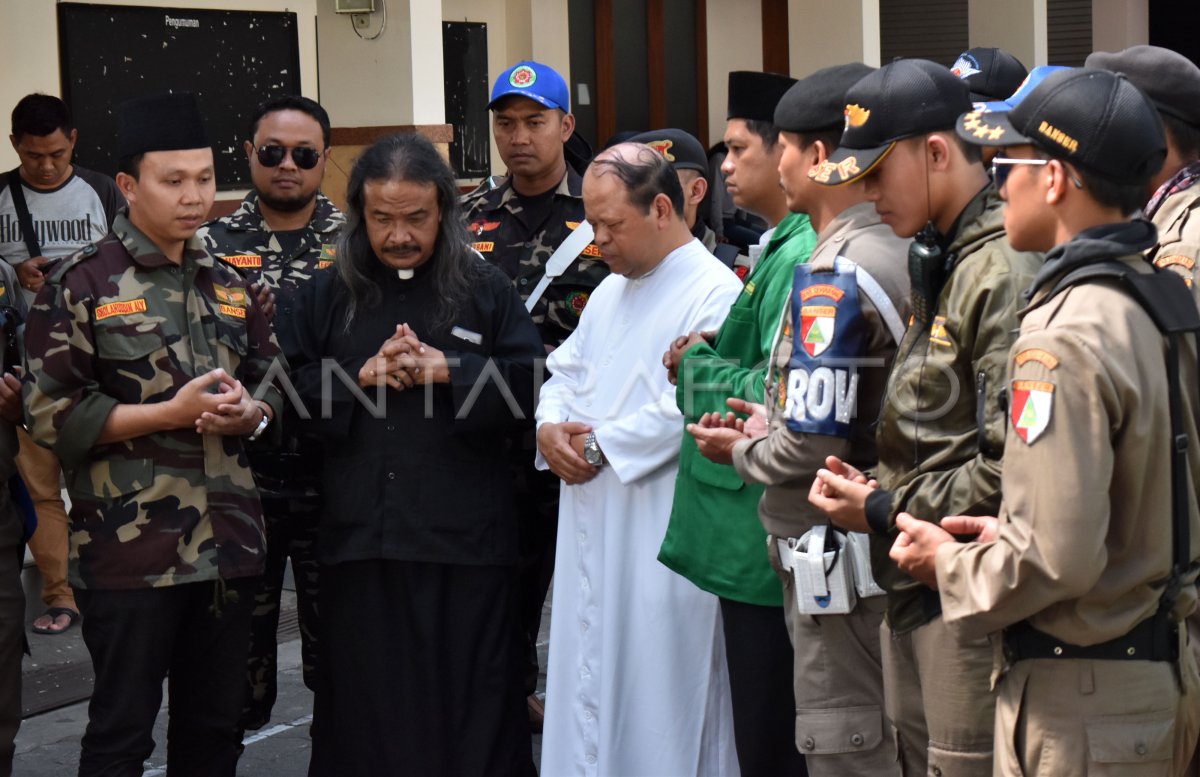 Doa Untuk Korban Bom Surabaya Antara Foto