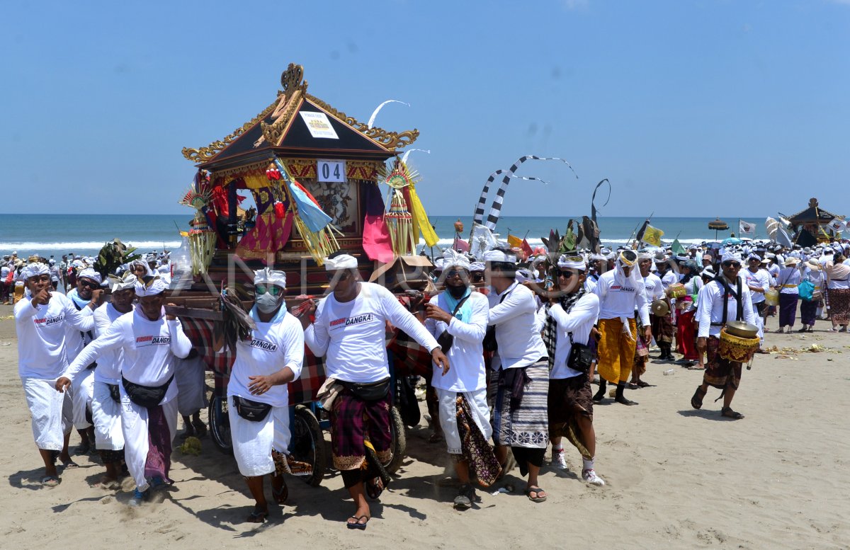UPACARA MELASTI JELANG NYEPI DI BALI | ANTARA Foto UPACARA MELASTI JELANG NYEPI DI BALI | ANTARA Foto