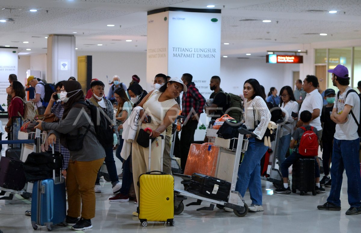 PUNCAK ARUS MUDIK BANDARA NGURAH RAI | ANTARA Foto