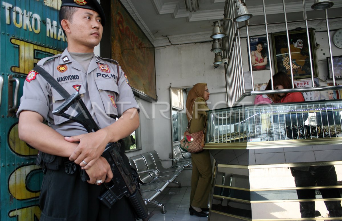 PERKETAT PENGAMANAN TOKO EMAS | ANTARA Foto PERKETAT PENGAMANAN TOKO EMAS | ANTARA Foto