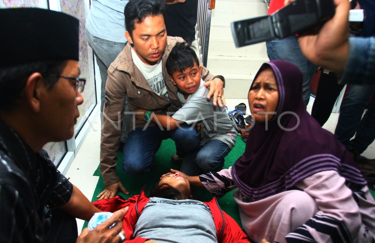 KELUARGA KORBAN KECELAKAAN BUS | ANTARA Foto KELUARGA KORBAN KECELAKAAN BUS | ANTARA Foto