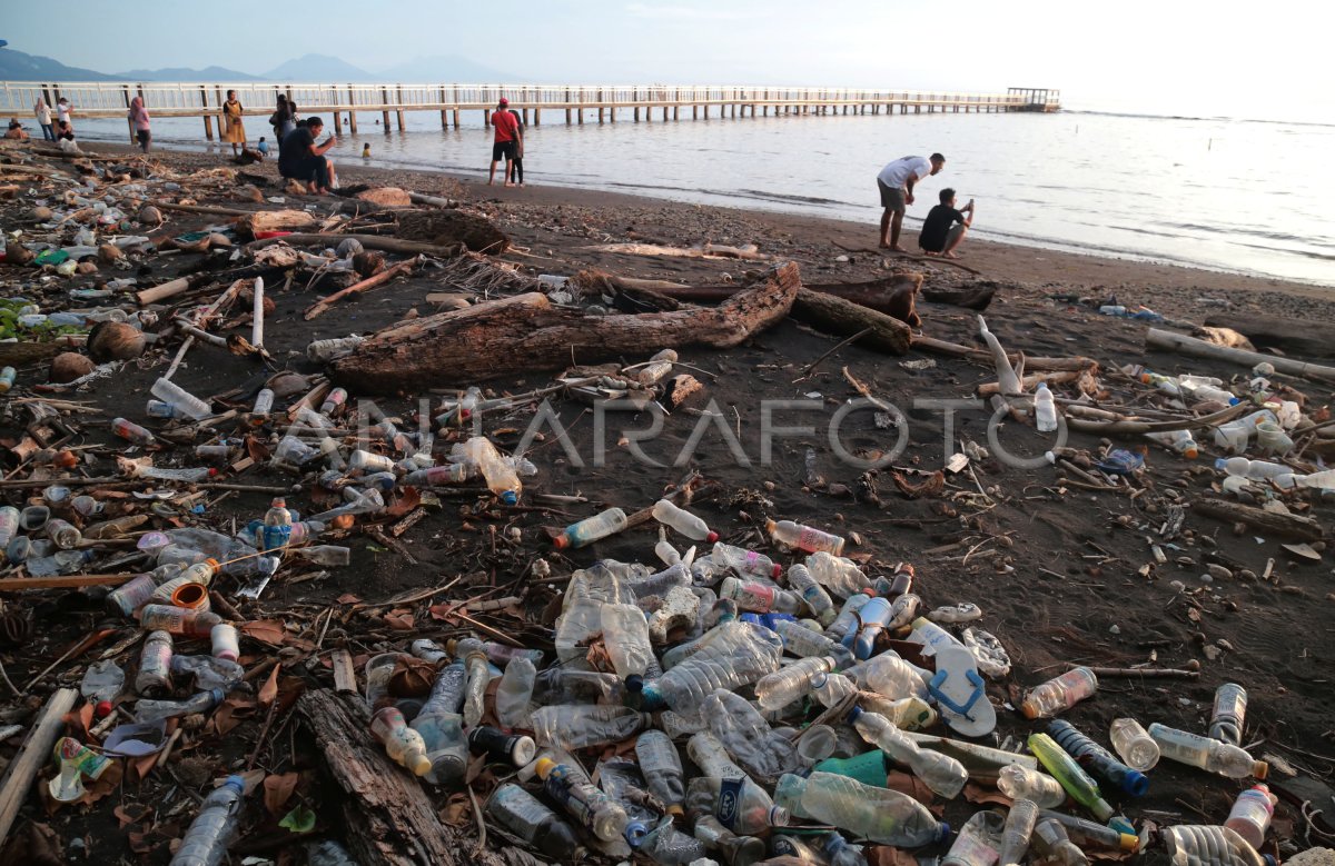 PANTAI KASTELA DI PENUHI SAMPAH | ANTARA Foto
