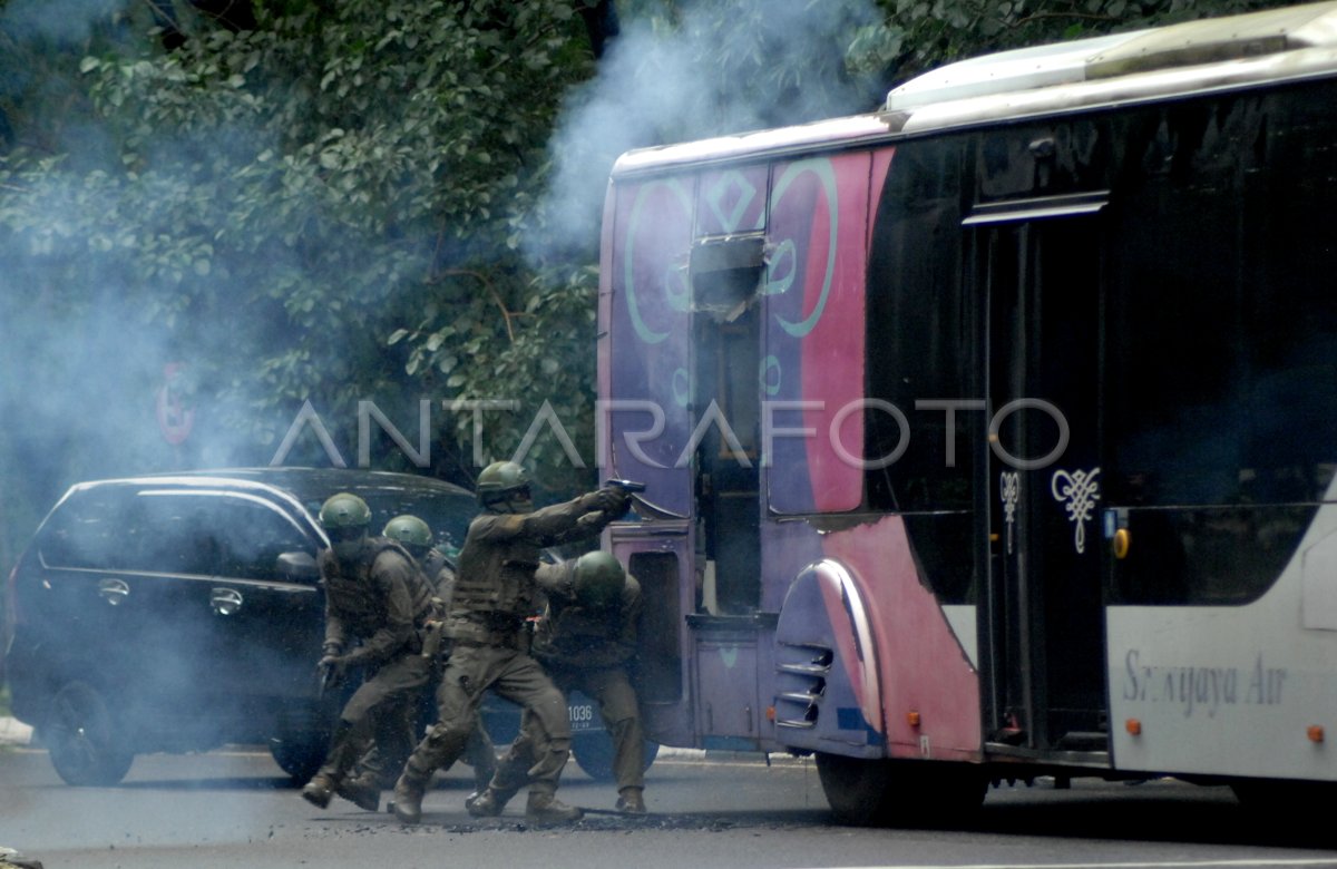 LATIHAN PENANGGULANGAN KEADAAN DARURAT BANDARA | ANTARA Foto