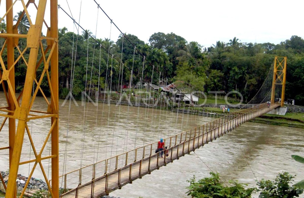 JEMBATAN GANTUNG | ANTARA Foto