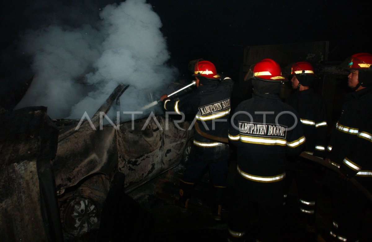 KEBAKARAN PABRIK | ANTARA Foto