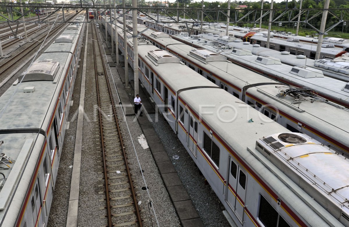 PENAMBAHAN GERBONG KRL | ANTARA Foto
