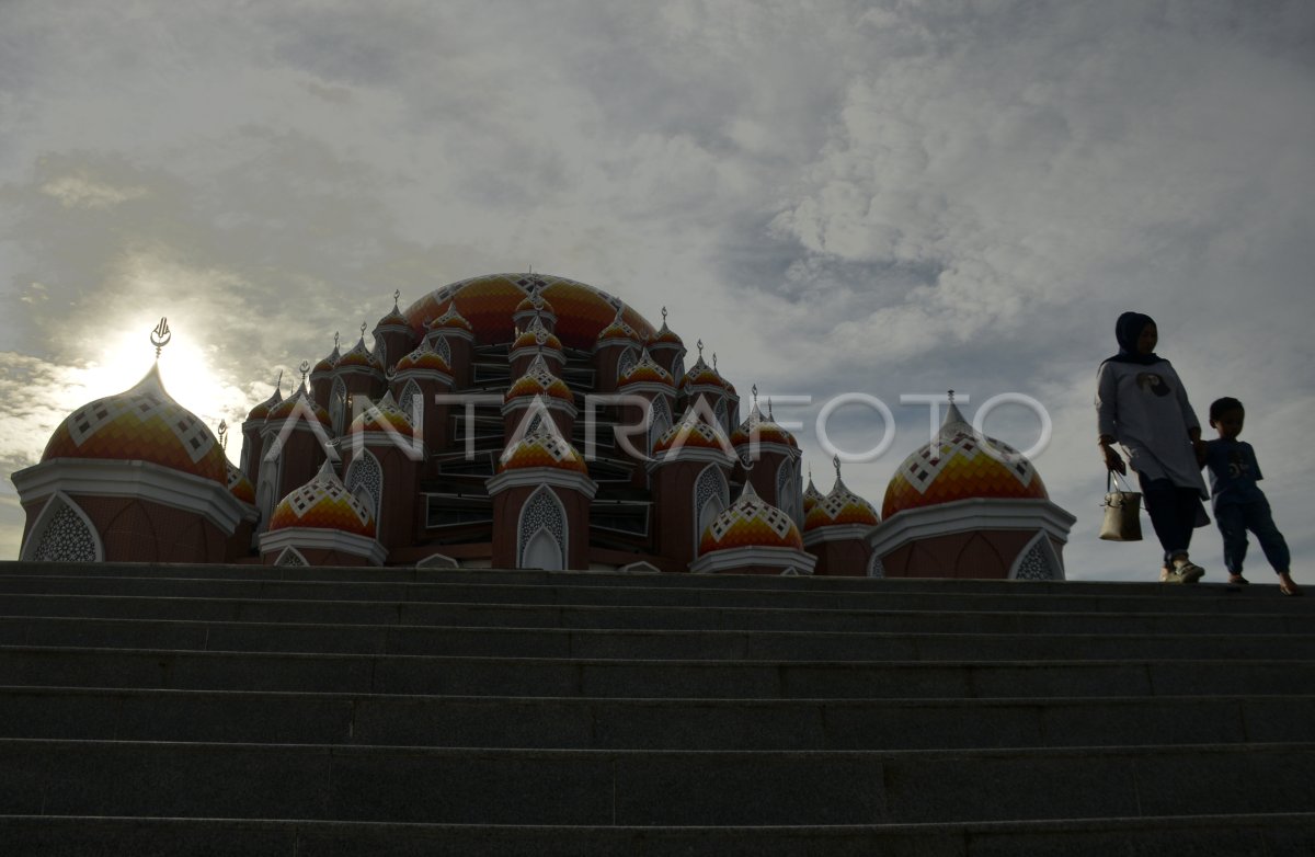 Ngabuburit Di Masjid 99 Kubah Makassar Antara Foto