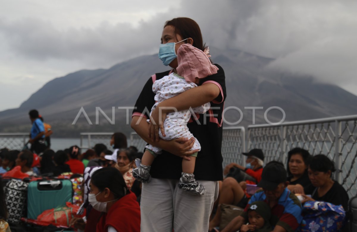 Evakuasi warga terdampak erupsi Gunung Ruang | ANTARA Foto