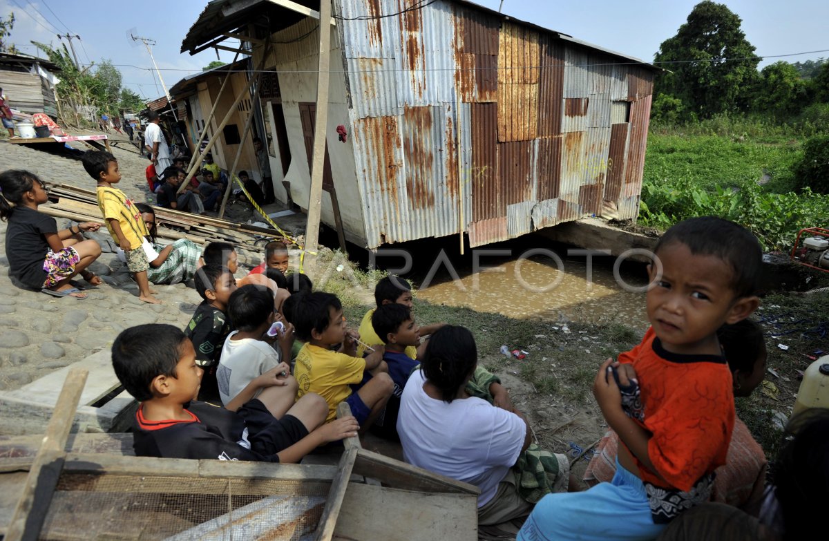 TANGGUL SUNGAI JENEBERANG JEBOL | ANTARA Foto TANGGUL SUNGAI JENEBERANG JEBOL | ANTARA Foto