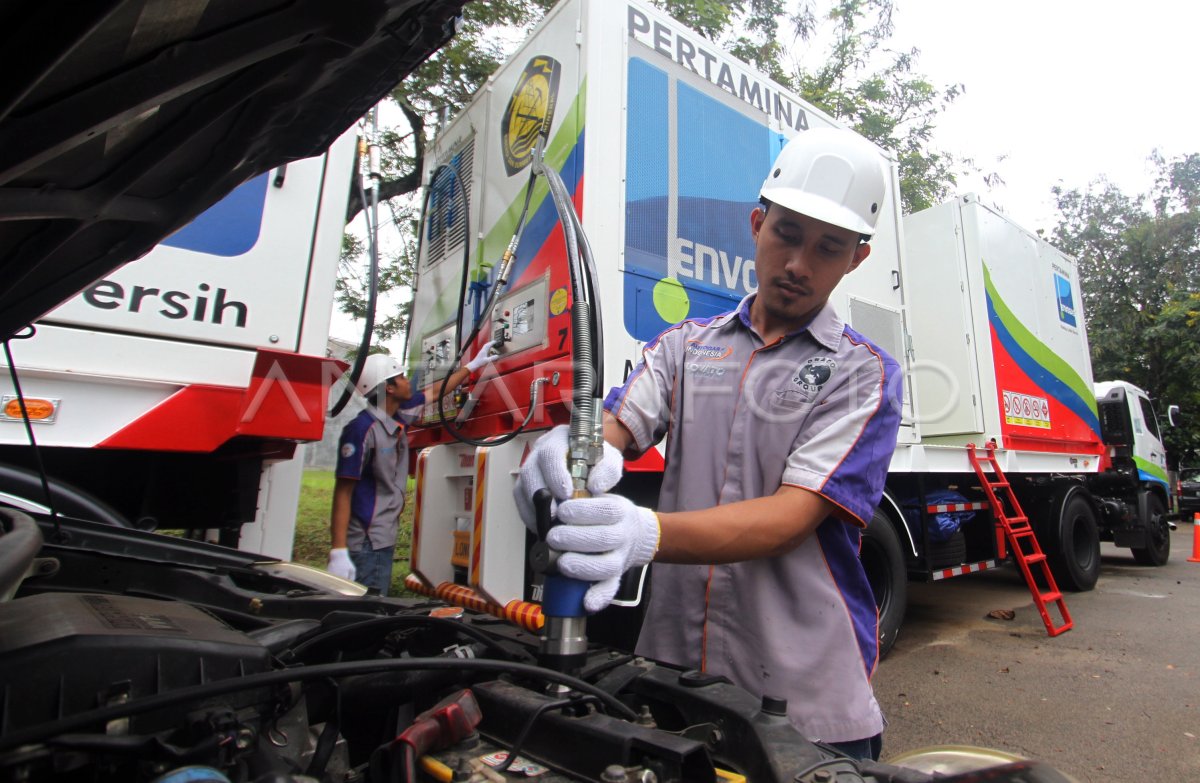 PENGISIAN BBG DARI MRU | ANTARA Foto