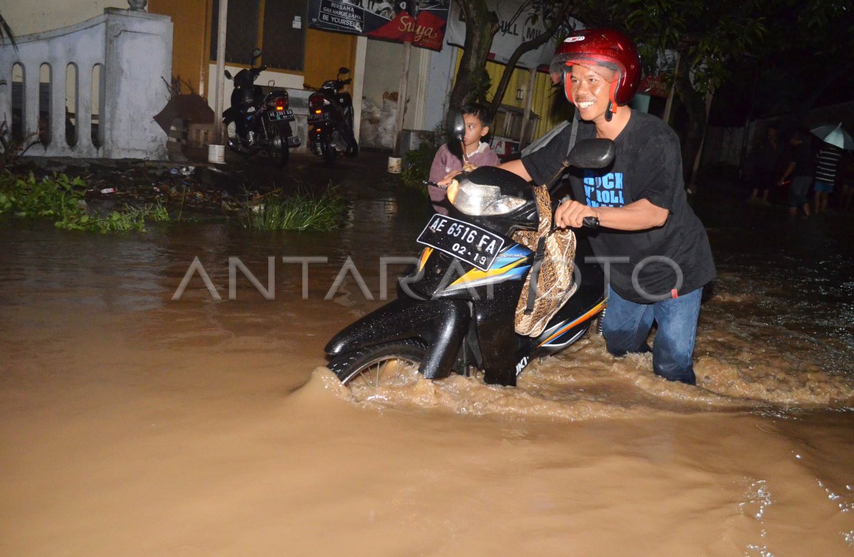 BANJIR MADIUN | ANTARA Foto