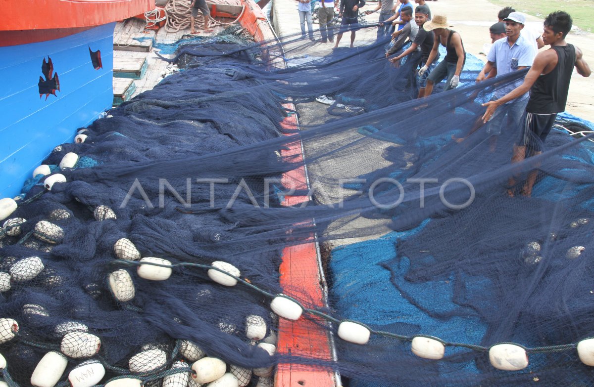 PERBAIKAN ALAT TANGKAP NELAYAN | ANTARA Foto