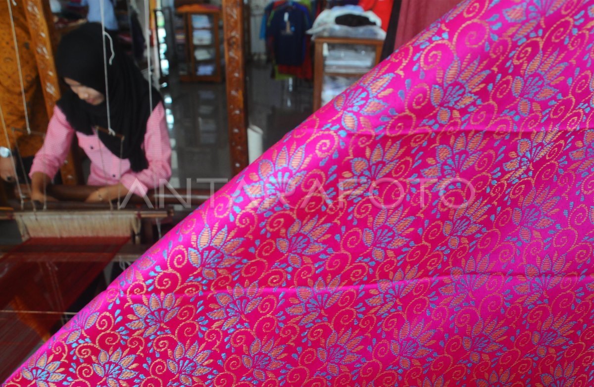 KERAJINAN TENUN PANDAI SIKEK | ANTARA Foto KERAJINAN TENUN PANDAI SIKEK | ANTARA Foto
