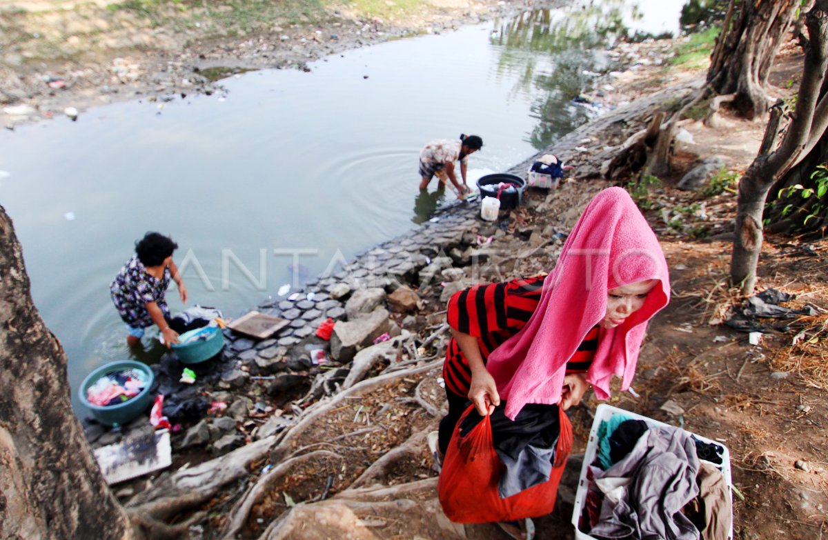 MENCUCI DI SUNGAI KARENA MINIM AIR BERSIH | ANTARA Foto