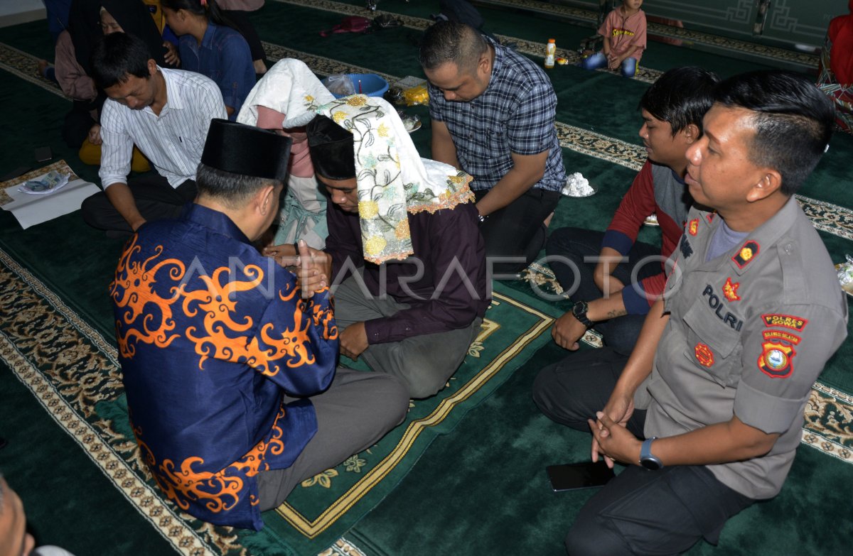 TAHANAN MENIKAH DI KANTOR POLISI | ANTARA Foto