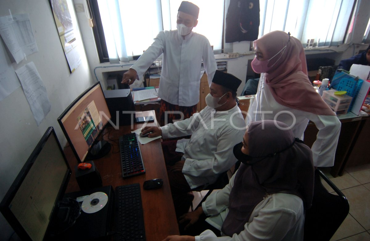 ASN BERPAKAIAN SANTRI | ANTARA Foto ASN BERPAKAIAN SANTRI | ANTARA Foto
