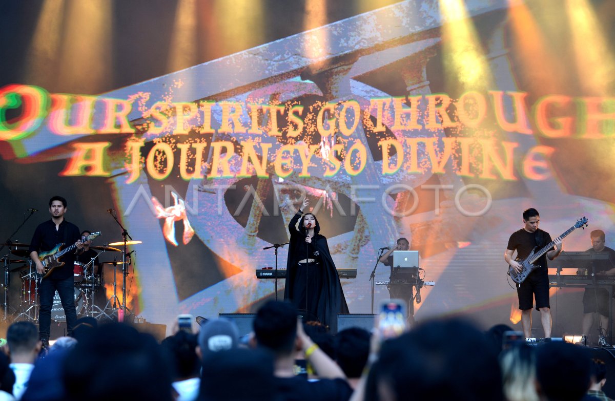 Aksi Isyana Sarasvati di Joyland Festival | ANTARA Foto