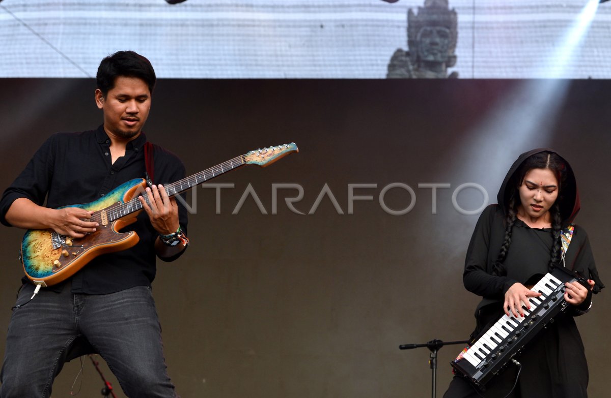 Aksi Isyana Sarasvati di Joyland Festival | ANTARA Foto