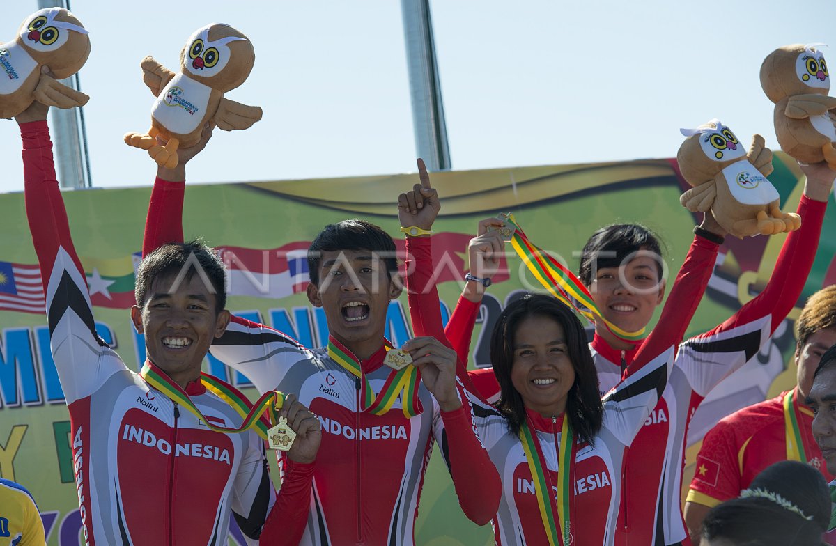 MEDALI EMAS PERTAMA BALAP SEPEDA | ANTARA Foto