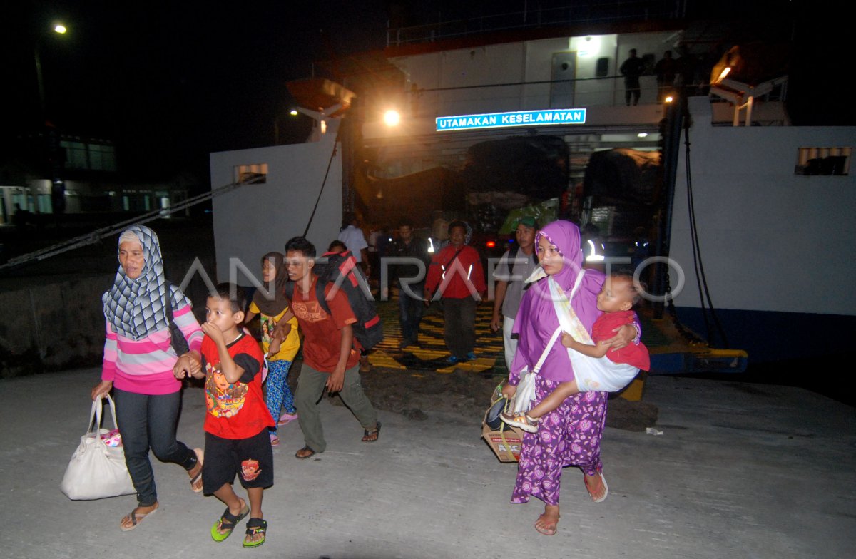 PELAYANAN PERDANA PEMUDIK PELABUHAN KENDAL | ANTARA Foto PELAYANAN PERDANA PEMUDIK PELABUHAN KENDAL | ANTARA Foto