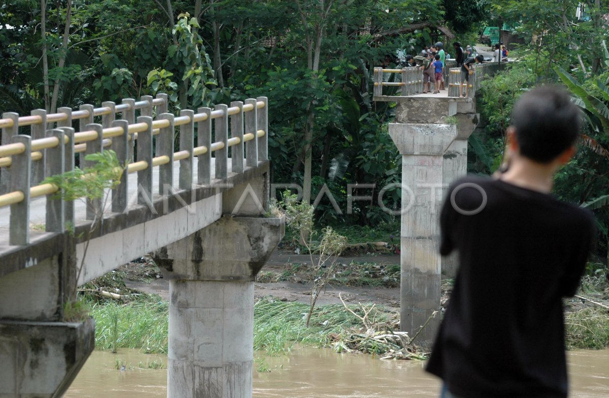 JEMBATAN PUTUS | ANTARA Foto