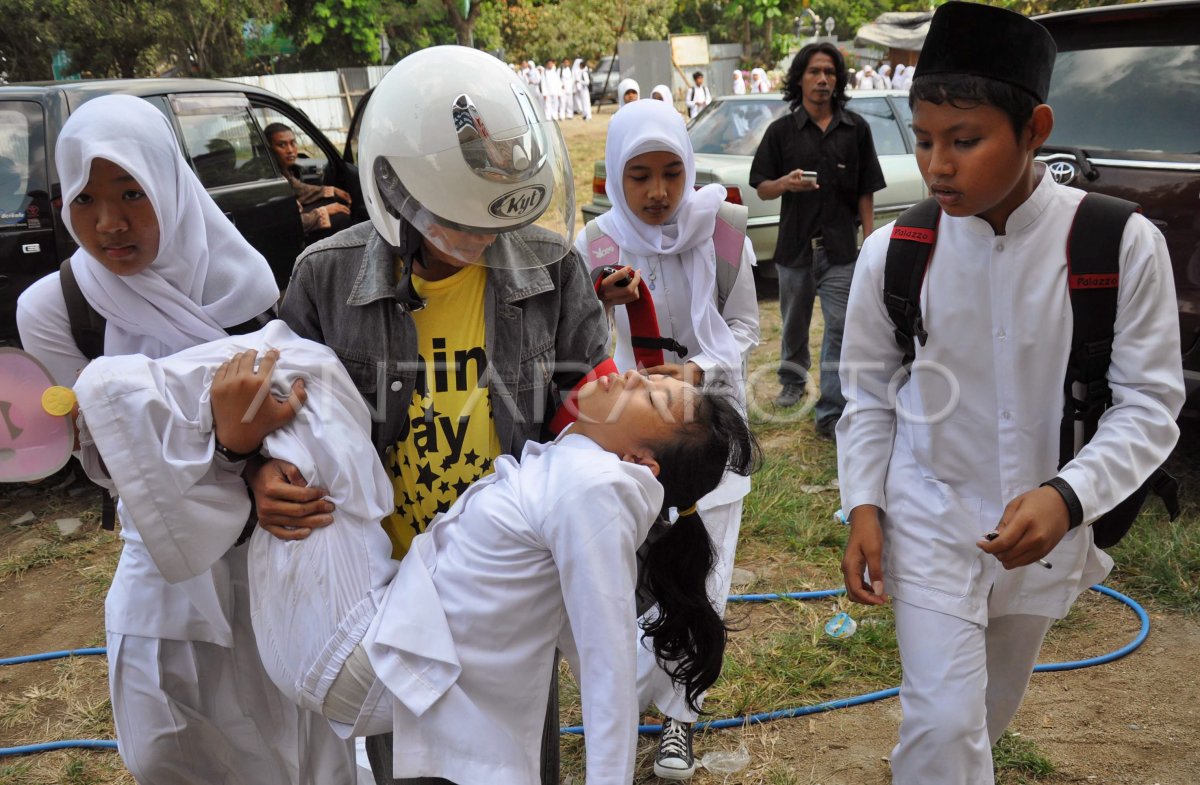 SISWA SMP KESURUPAN | ANTARA Foto SISWA SMP KESURUPAN | ANTARA Foto