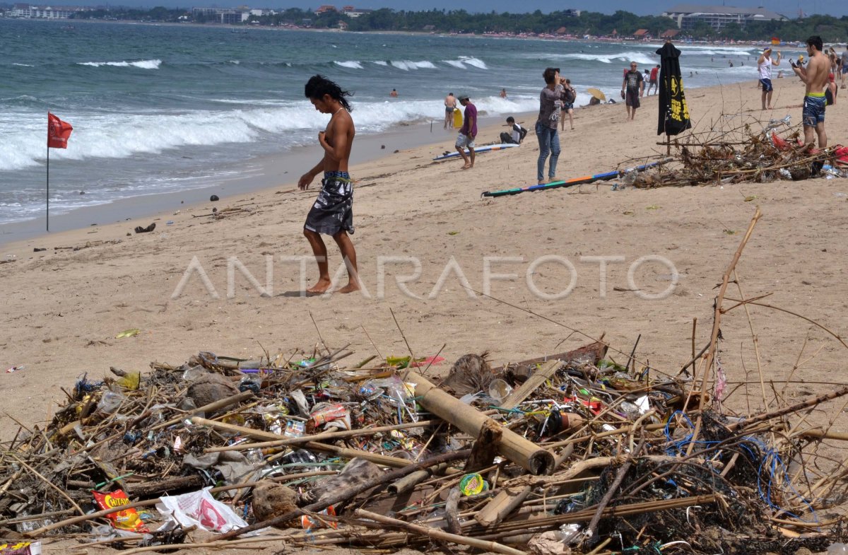 SAMPAH PANTAI KUTA | ANTARA Foto