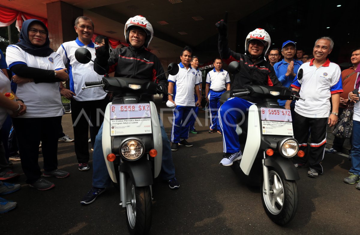PERILAKU BERKENDARA SEPEDA MOTOR LISTRIK | ANTARA Foto