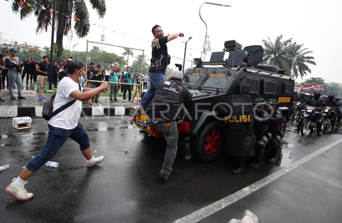 Simulasi pengamanan dan penanganan pemilu 2024 ricuh | ANTARA Foto