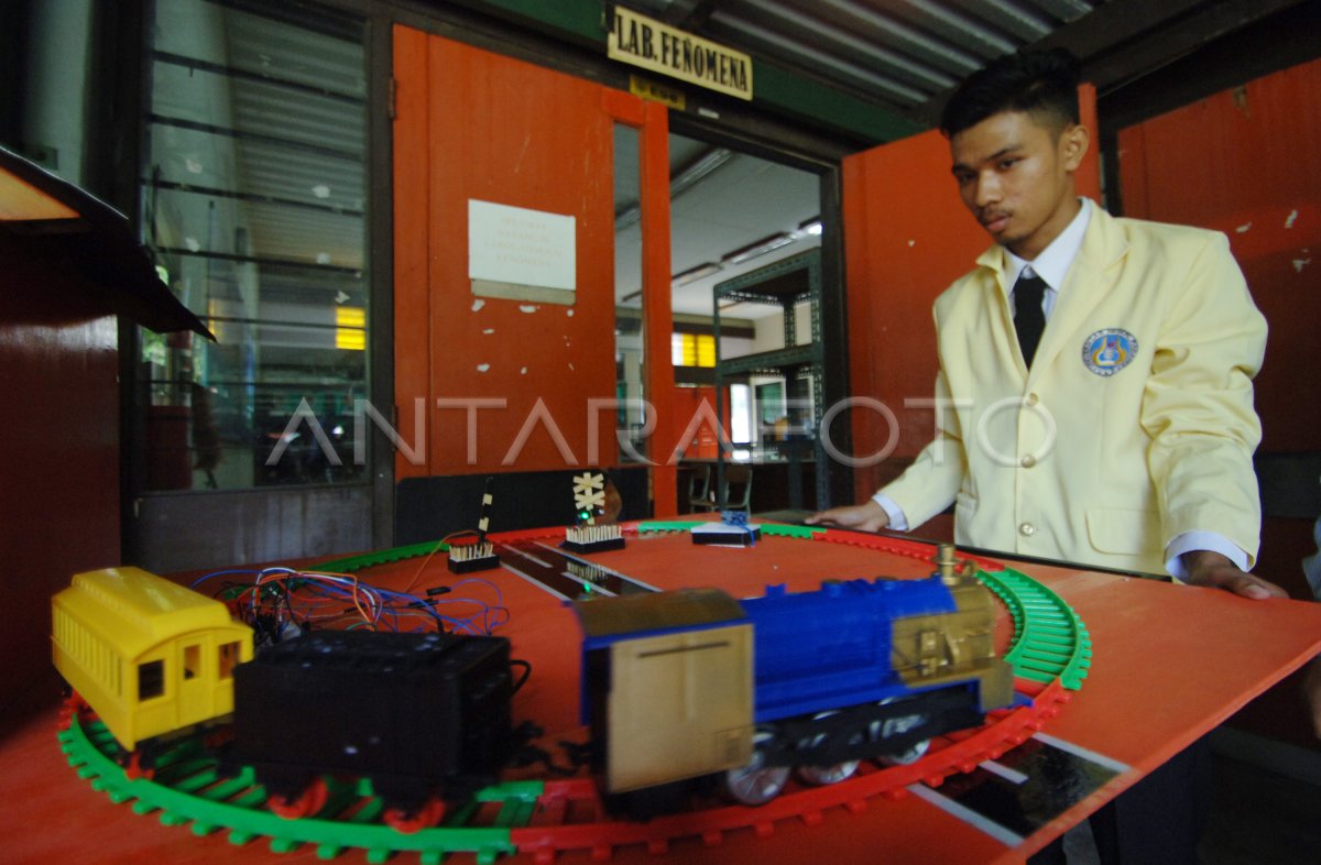 PALANG PINTU OTOMATIS | ANTARA Foto PALANG PINTU OTOMATIS | ANTARA Foto