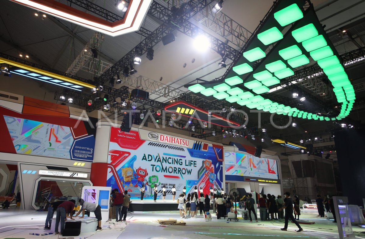 PERSIAPAN PAMERAN GIIAS 2023 | ANTARA Foto