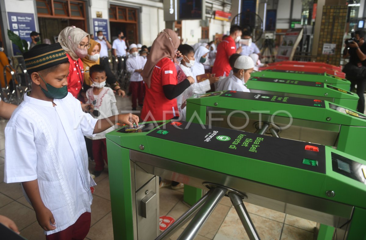 KAI COMMUTER RAYAKAN HARI ANAK NASIONAL | ANTARA Foto