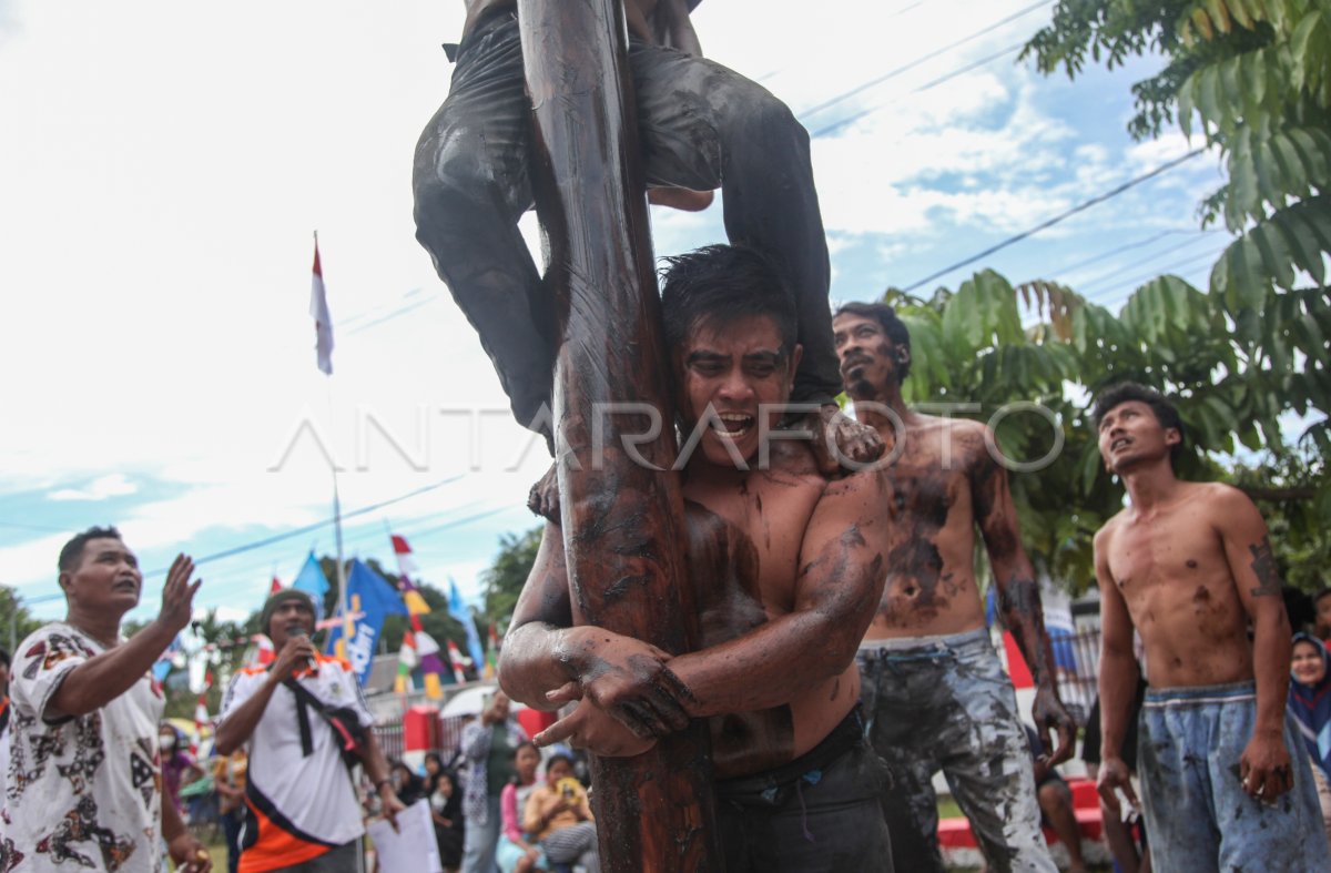 LOMBA PANJAT PINANG MERIAHKAN HUT KEMERDEKAAN RI | ANTARA Foto LOMBA PANJAT PINANG MERIAHKAN HUT KEMERDEKAAN RI | ANTARA Foto