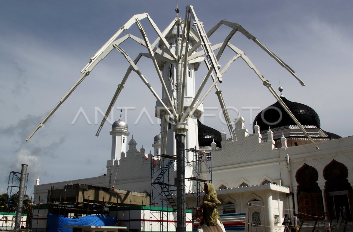 PEMASANGAN PAYUNG ELEKTRIK MASJID BAITURRAHMAN | ANTARA Foto