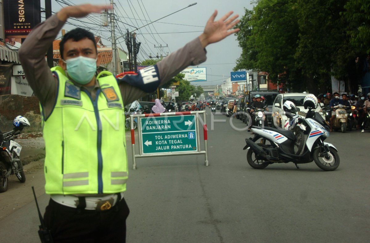 PENGALIHAN ARUS LALU LINTAS DI JALUR TENGAH | ANTARA Foto PENGALIHAN ARUS LALU LINTAS DI JALUR TENGAH | ANTARA Foto
