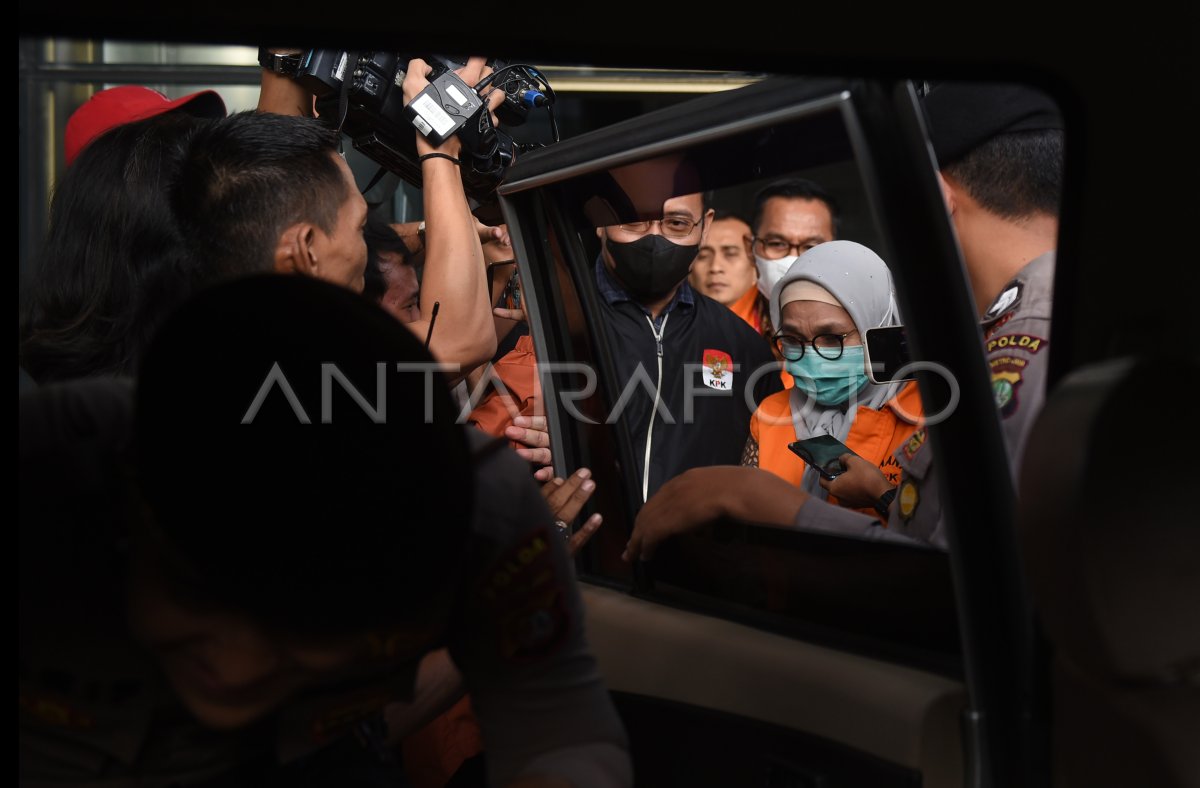 KPK tahan tersangka korupsi pengadaan sistem proteksi TKI | ANTARA Foto KPK tahan tersangka korupsi pengadaan sistem proteksi TKI | ANTARA Foto