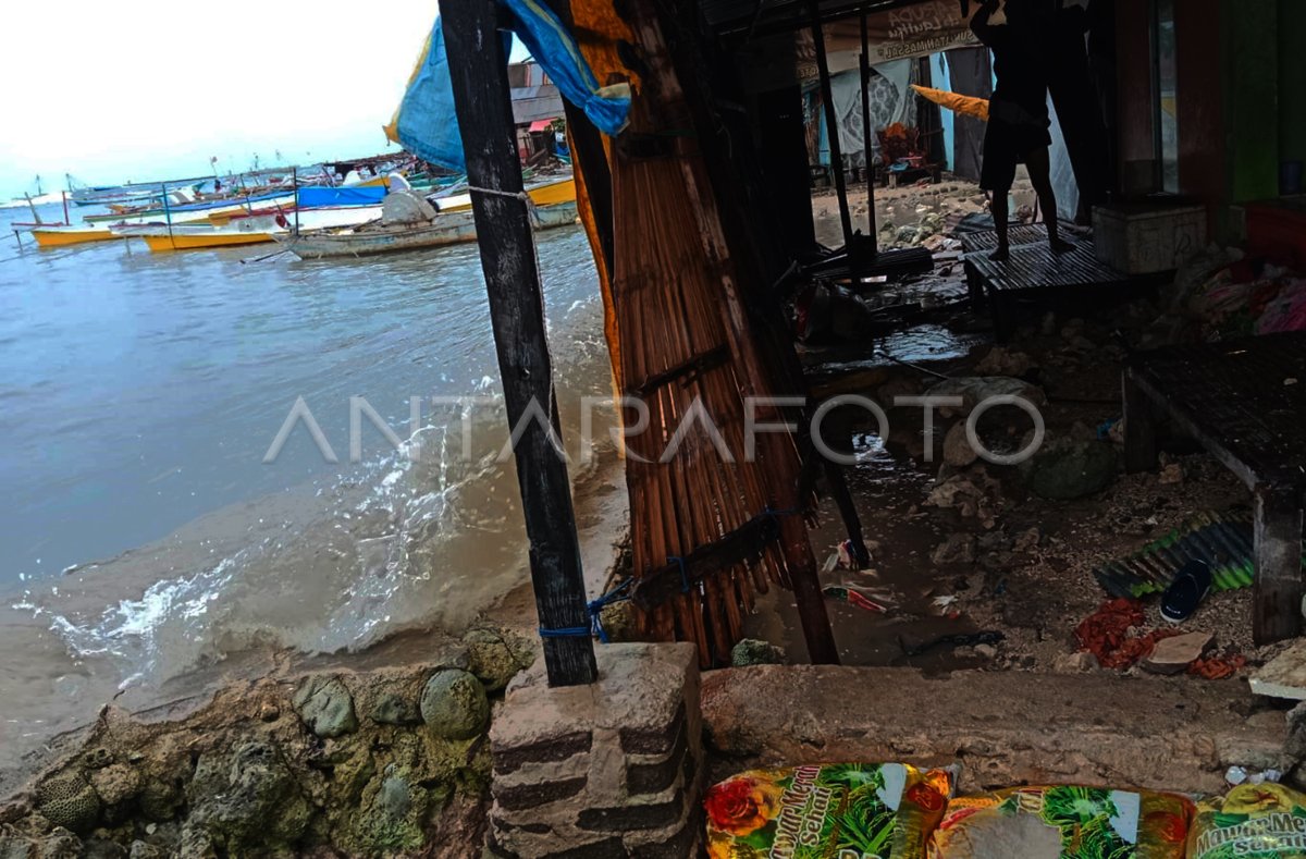 BANJIR ROB DI PULAU KODINGARENG MAKASSAR | ANTARA Foto BANJIR ROB DI PULAU KODINGARENG MAKASSAR | ANTARA Foto