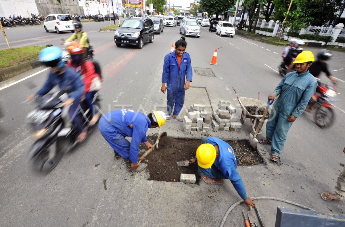 PERBAIKI JALAN RUSAK | ANTARA Foto