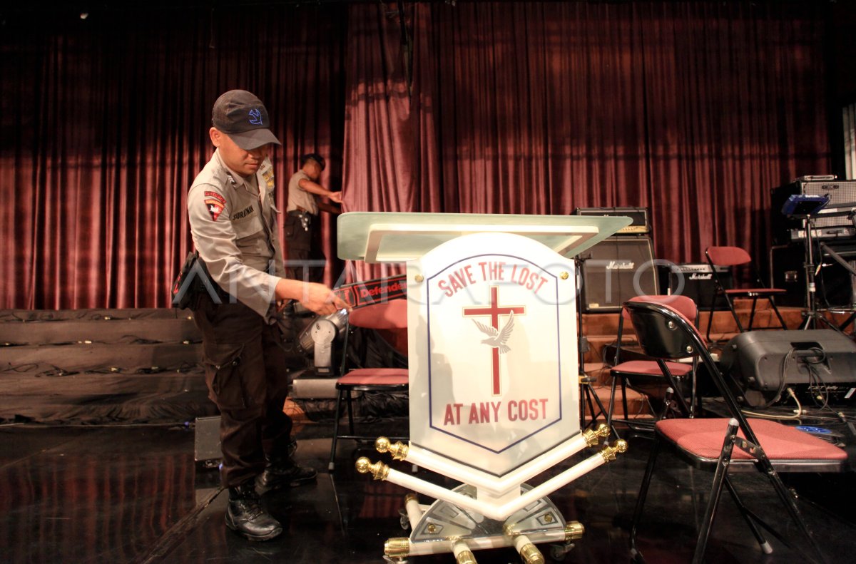 STERILISASI GEREJA JELANG MISA NATAL | ANTARA Foto