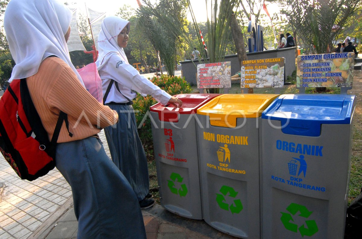 PEMILAHAN JENIS SAMPAH | ANTARA Foto