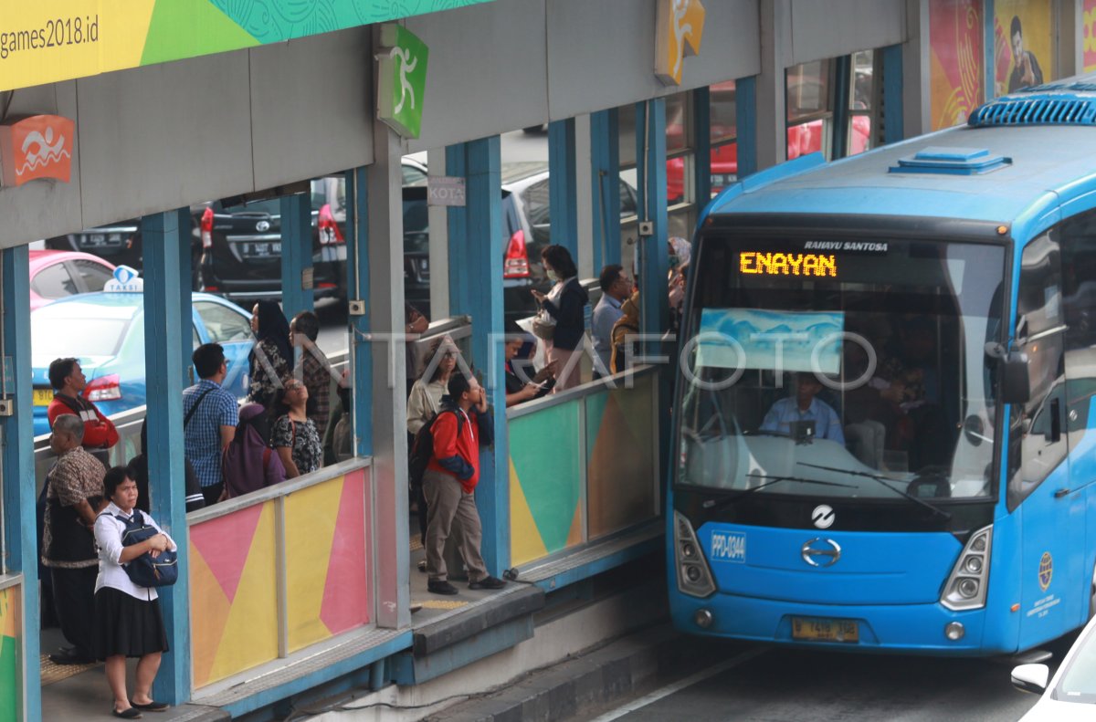 PENUMPANG BUS TRANSJAKARTA MENINGKAT | ANTARA Foto PENUMPANG BUS TRANSJAKARTA MENINGKAT | ANTARA Foto