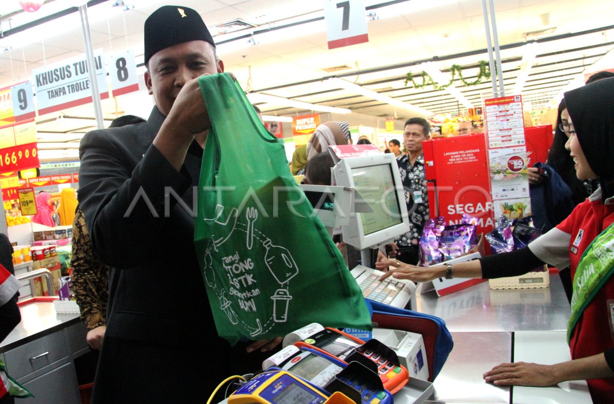 Kampanye Pengurangan Penggunaan Kantong Plastik Antara Foto